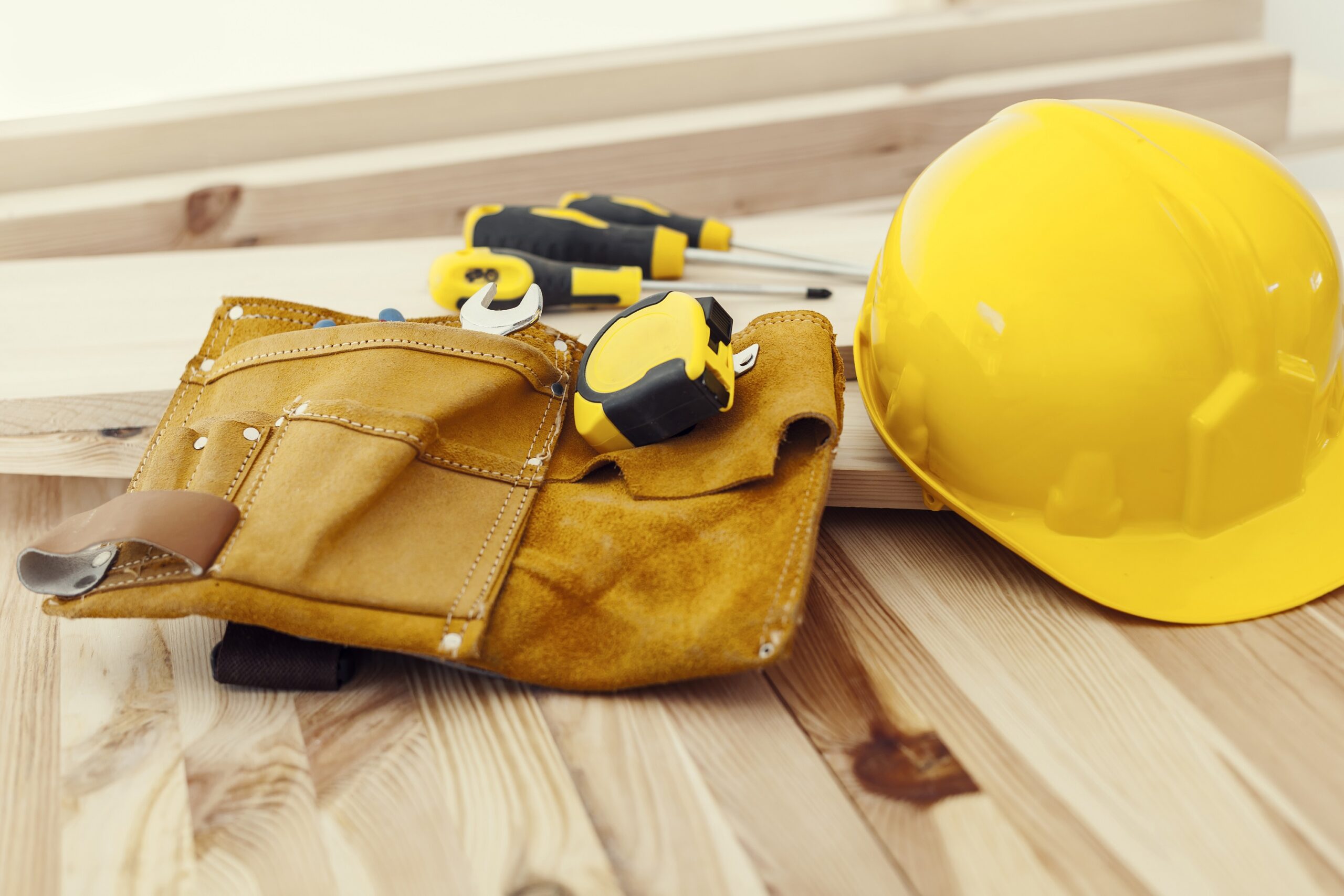 ¿Quién debe entregar los EPIs al trabajador?